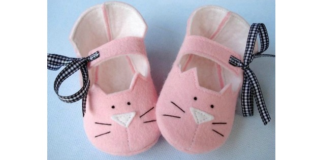 Maggie's Stay-On Baby Booties sewing pattern (0-24mths) - Sew Modern Kids